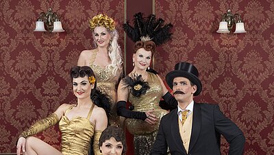 Burlesque – Golden Glamour Show – Im Theater rote Bühne